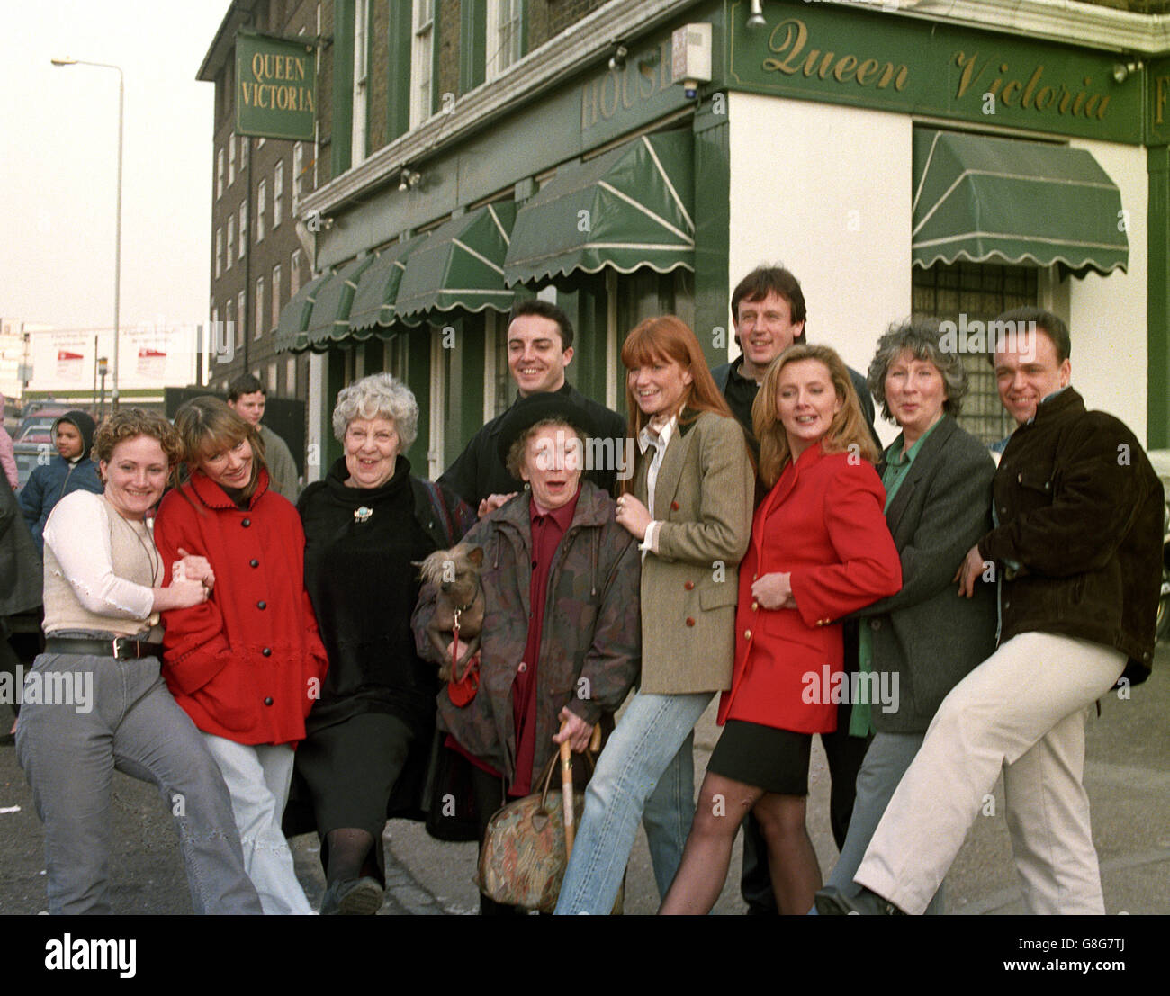 Anciens eastenders lou beale anna wing Banque de photographies et d ...