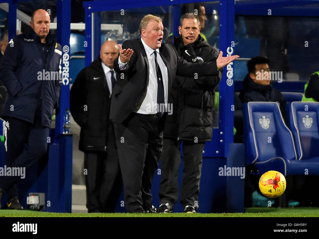 Leeds united manager steve evans gestes de la ligne de touche Banque de ...