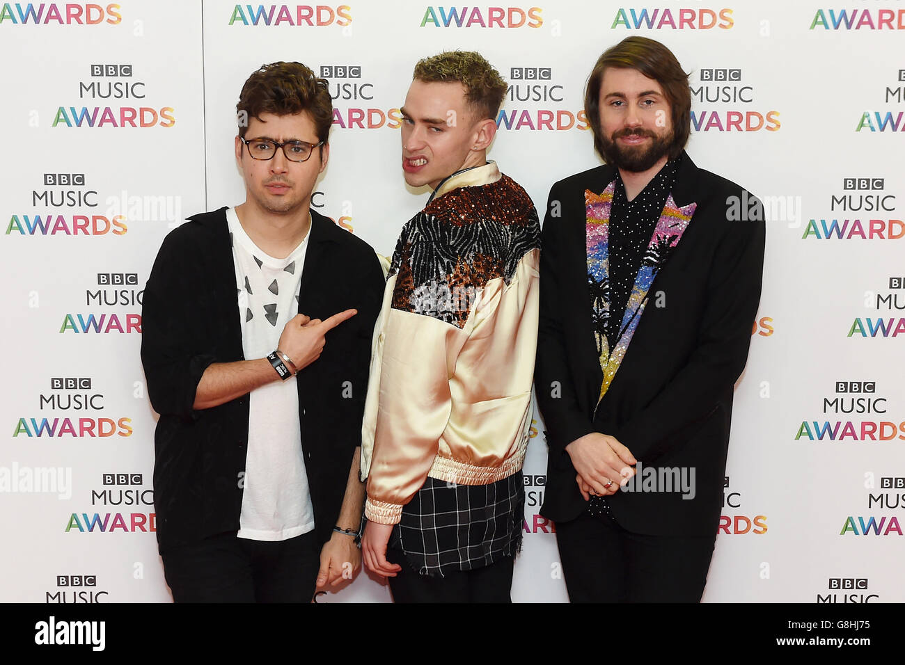 (De gauche à droite) Emre Turkmen, Olly Alexander et Mikey Goldsworthy ...