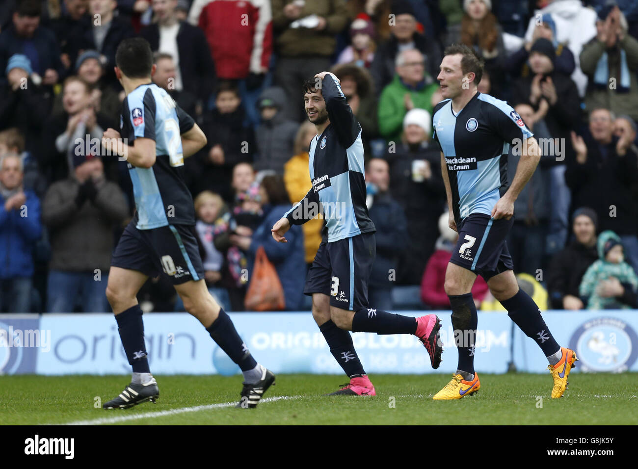 Joe Jacobson (au centre) de Wycombe Wanderers célèbre le premier but du ...
