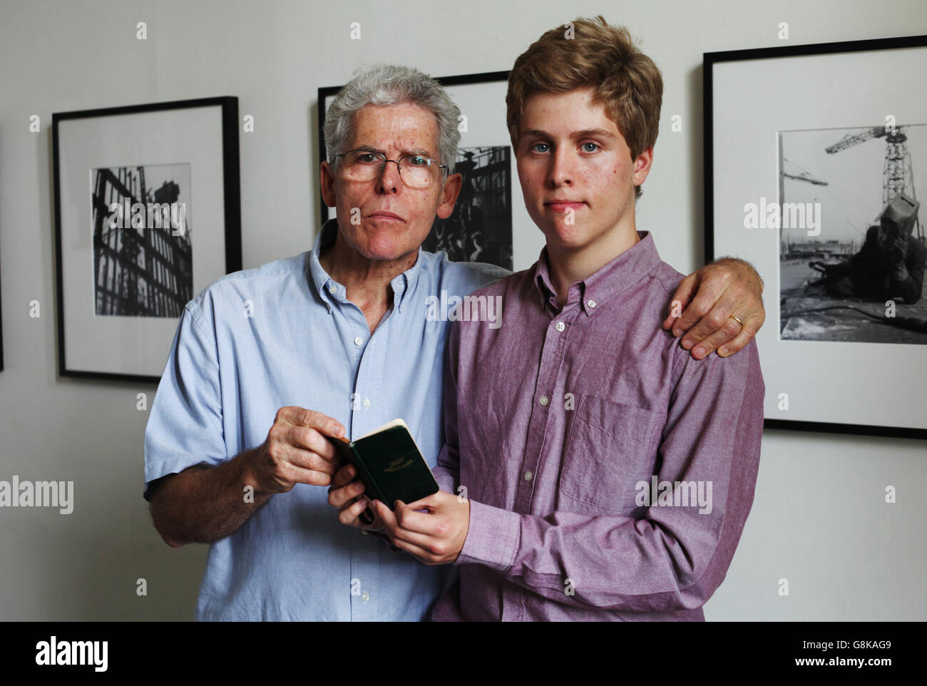 David Guyon (à gauche) et son fils Alex Guyon, tenant un journal ...