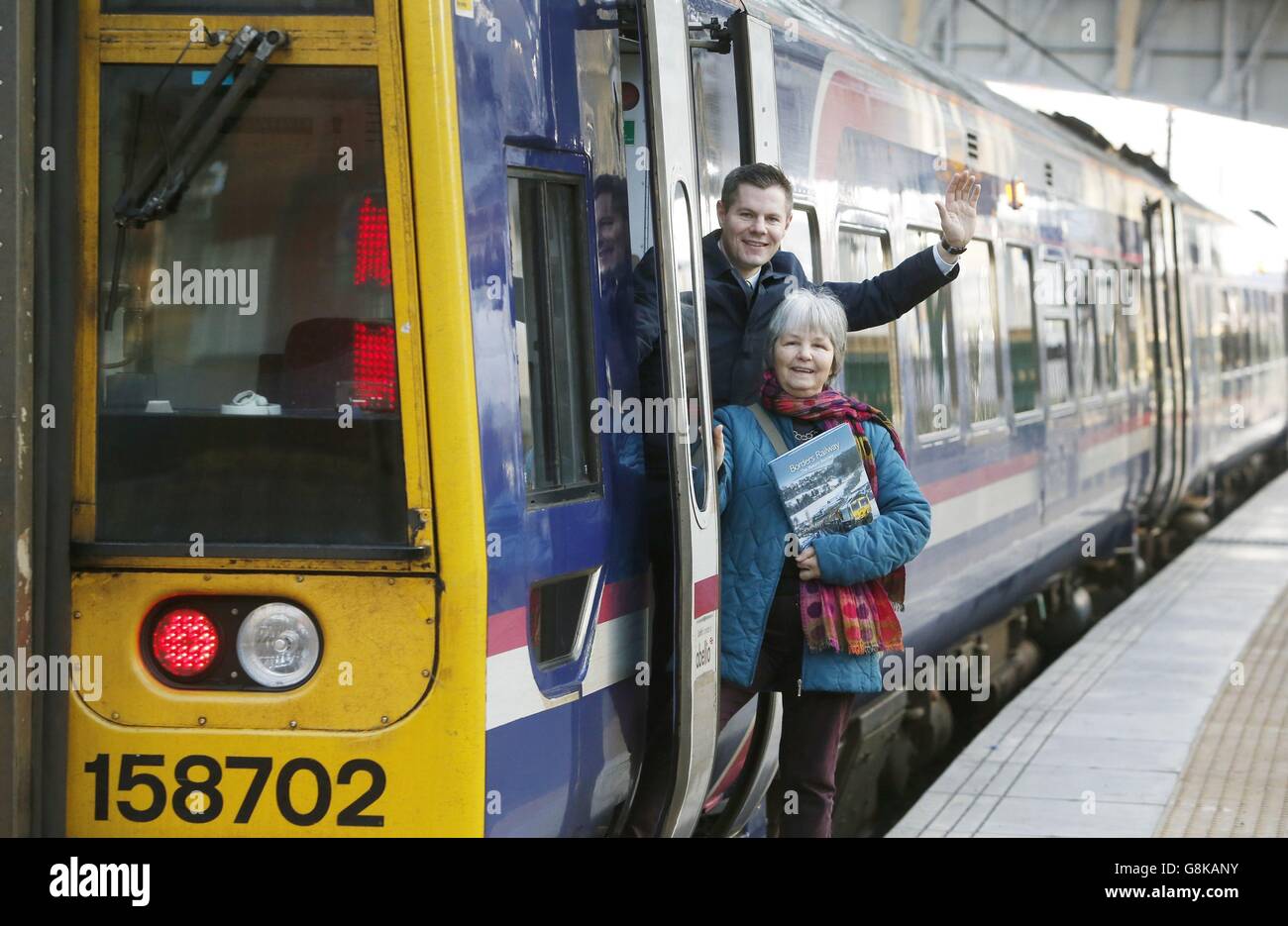 Le passager du Borders Railway Sarah Eno avec le ministre des ...