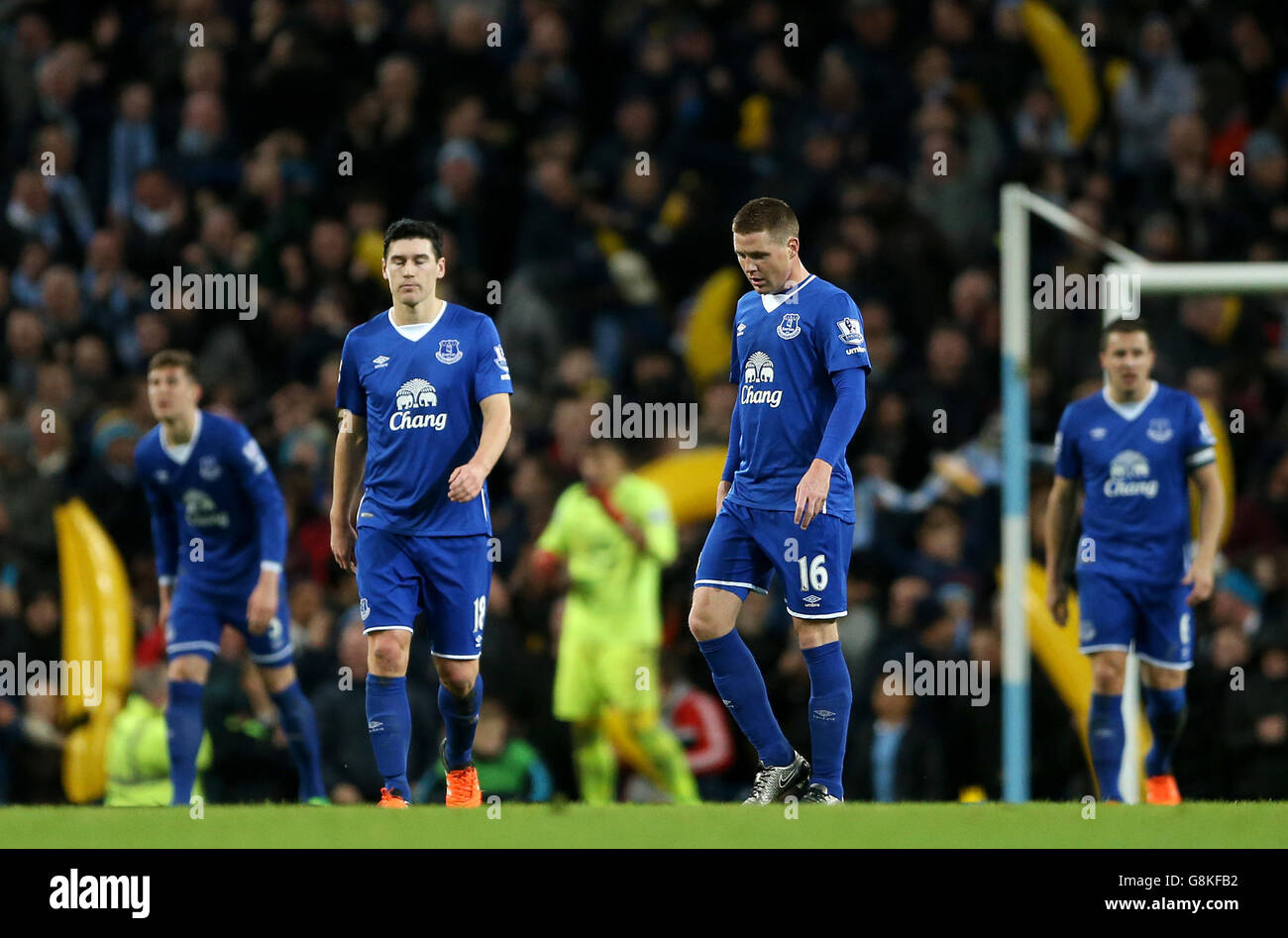 James McCarthy d'Everton (à droite) et Gareth Barry ont été découragés ...