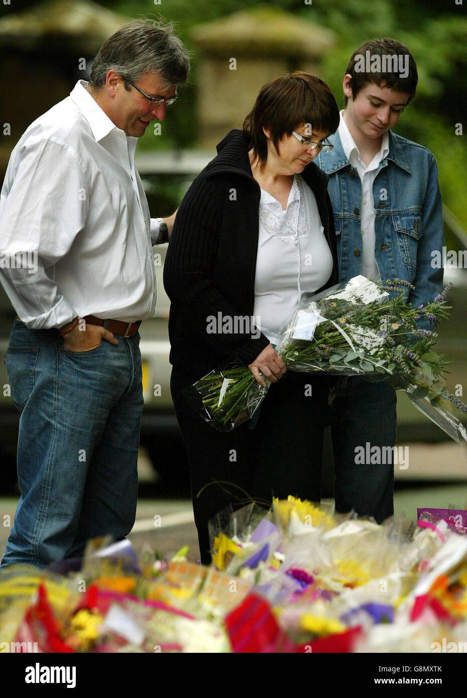 Russell Blackhall, Michelle et leur fils Conal visitent l'entrée de ...