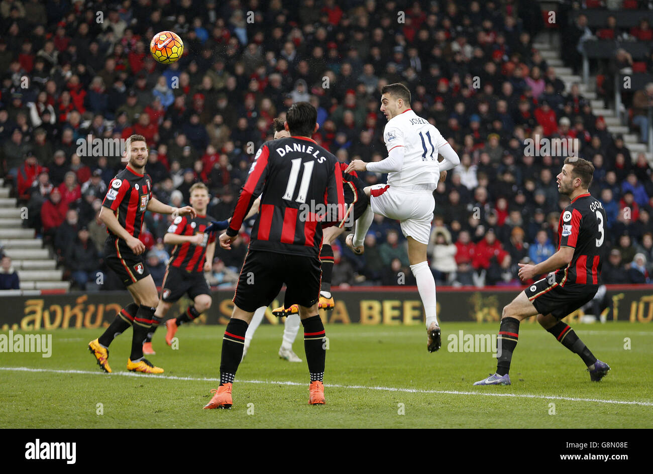 Joselu de stoke City marque le troisième but de son équipe lors du ...