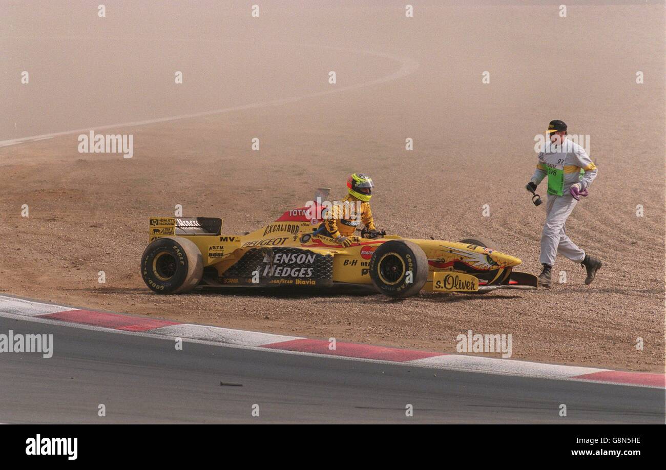 Ralf Schumacher (à gauche) monte de sa voiture après une collision Avec ...