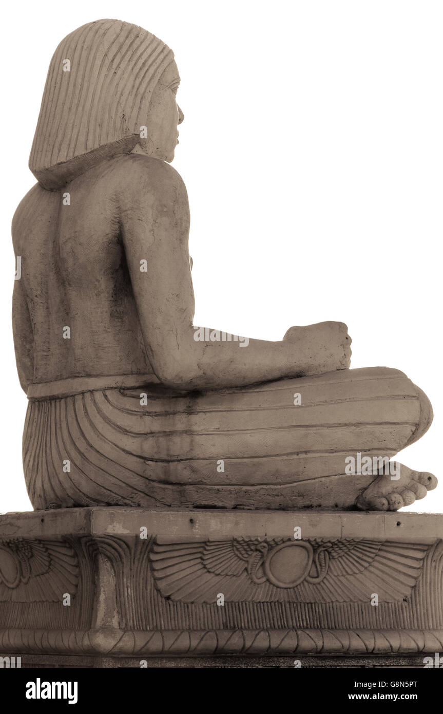 Vue latérale de l'ancien scribe égyptien Statue à Alexandrie, Egypte ...