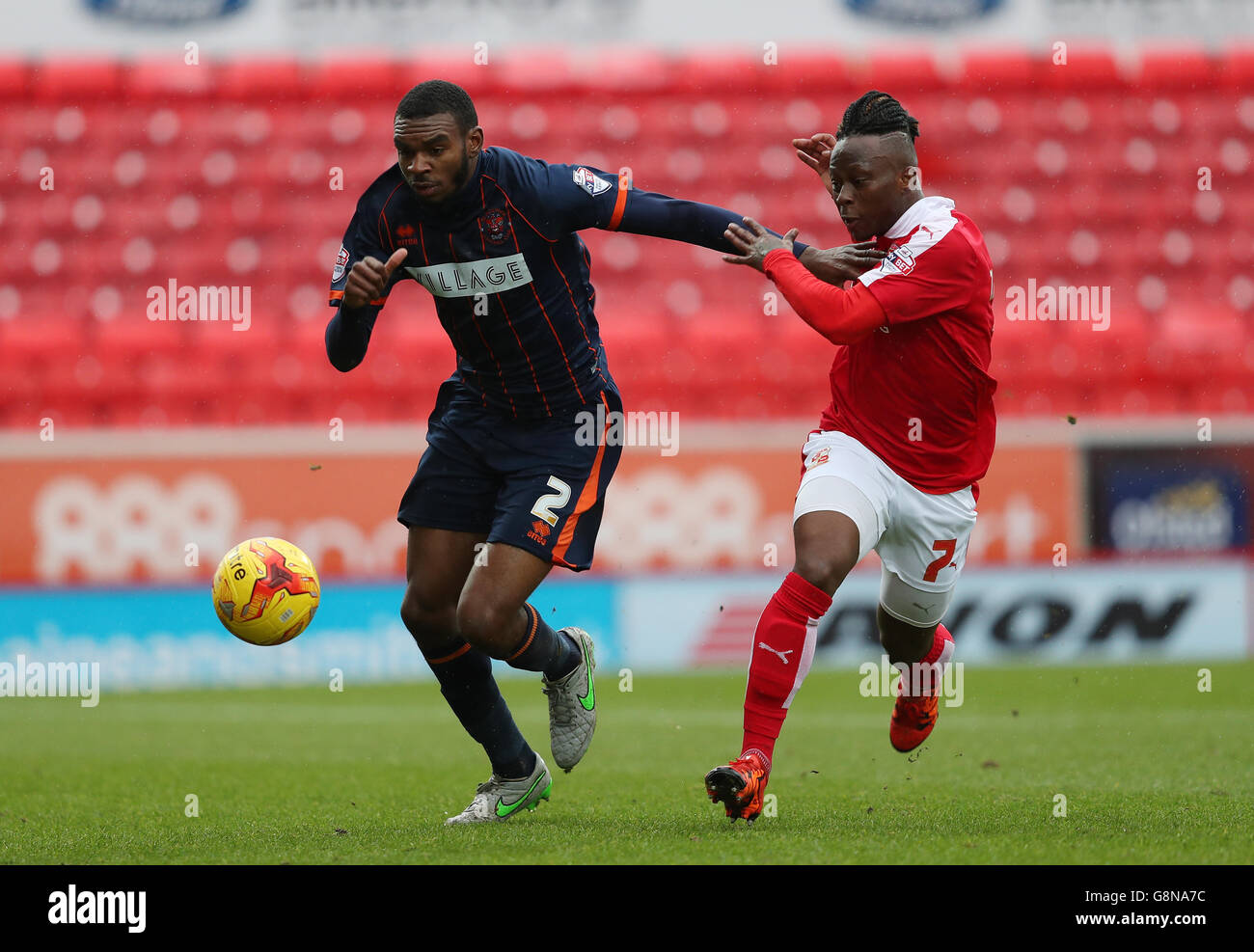 Swindon towns drissa traore et blackpools hayden blanc Banque de ...