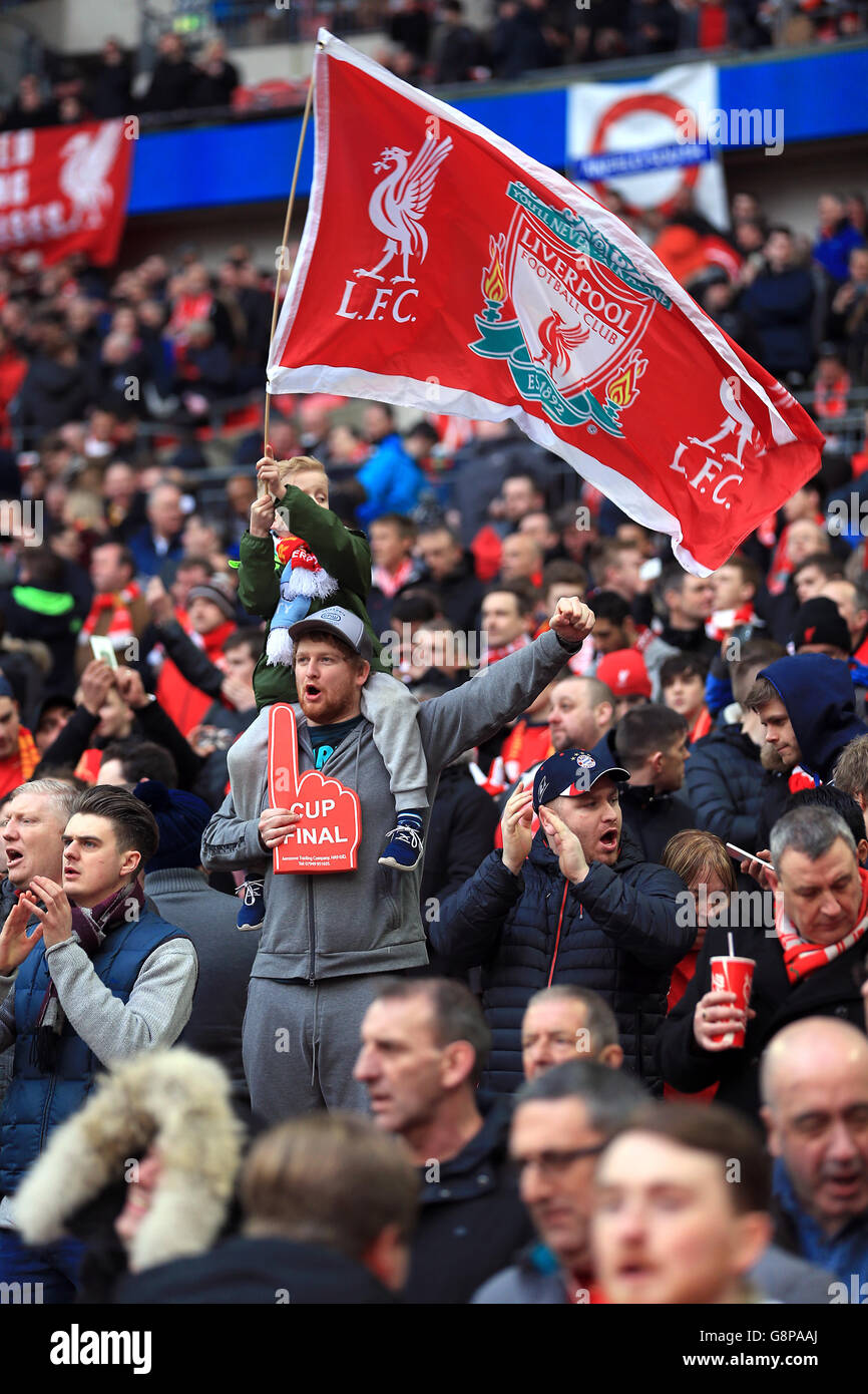 Les supporters de football de football foulent les fans dans les ...