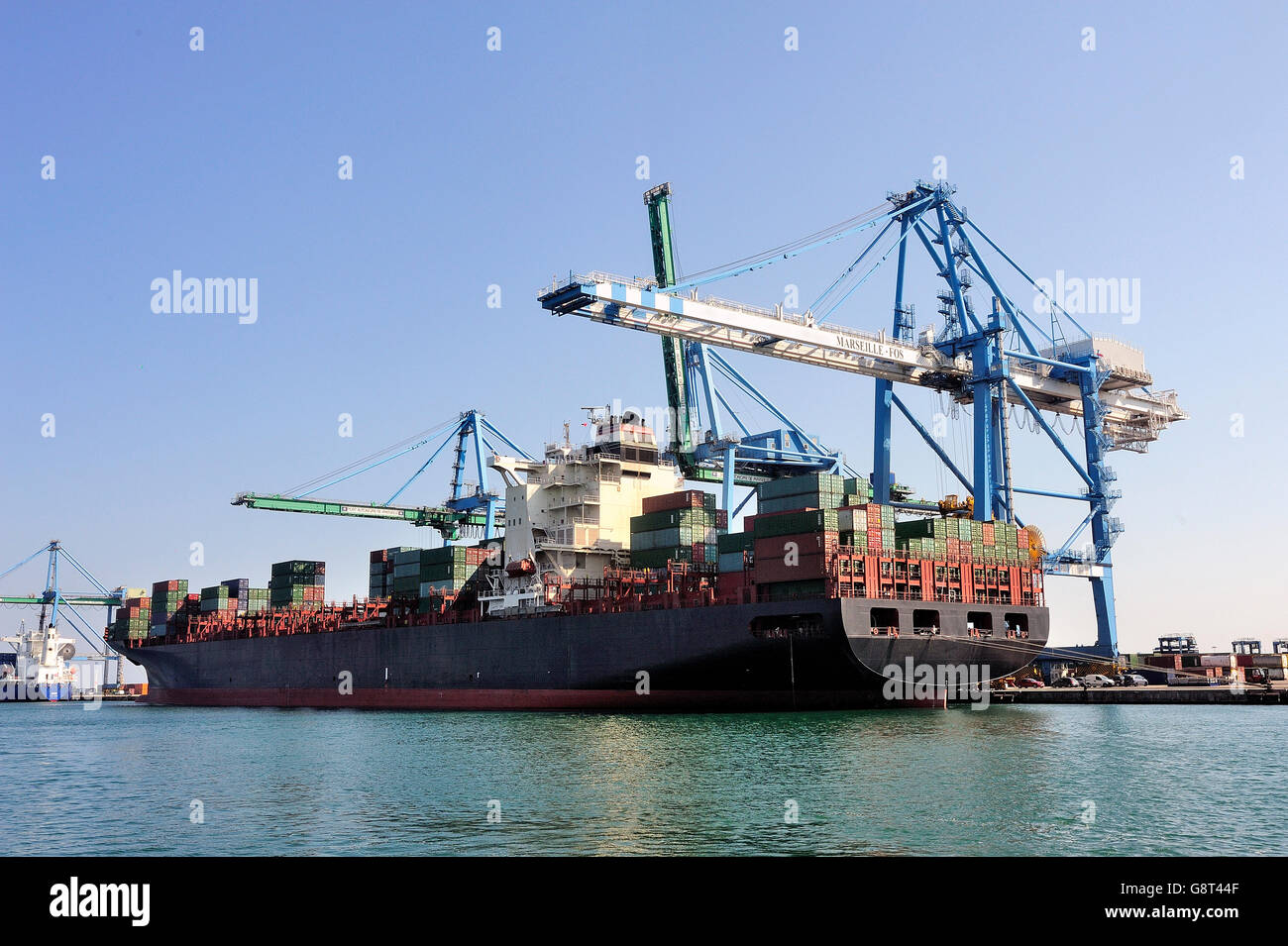 Transporter des conteneurs à quai dans le port de Fos-sur-Mer à côté de ...