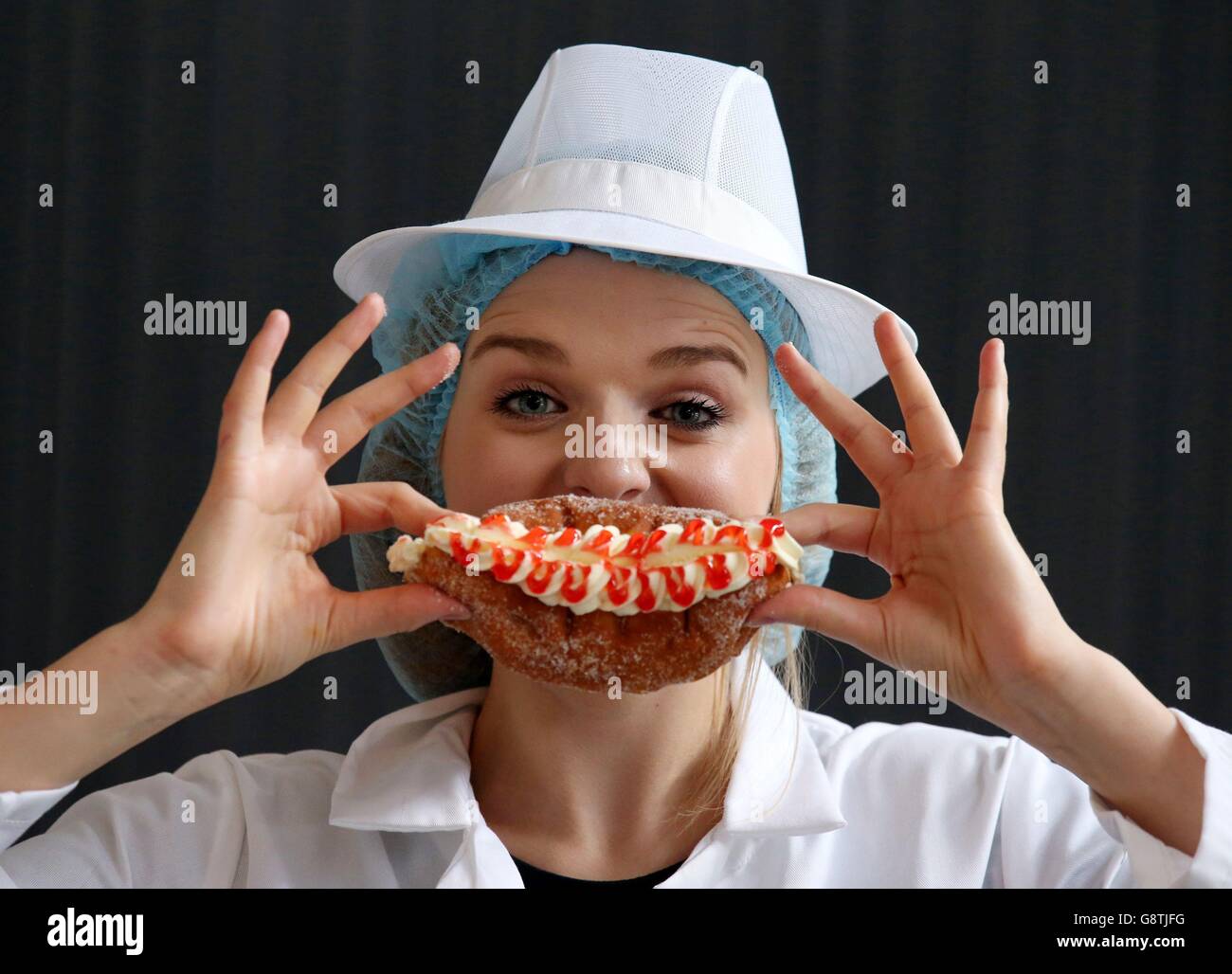 La juge Emily Irons-Young tient un gâteau à la crème pendant le jour du ...