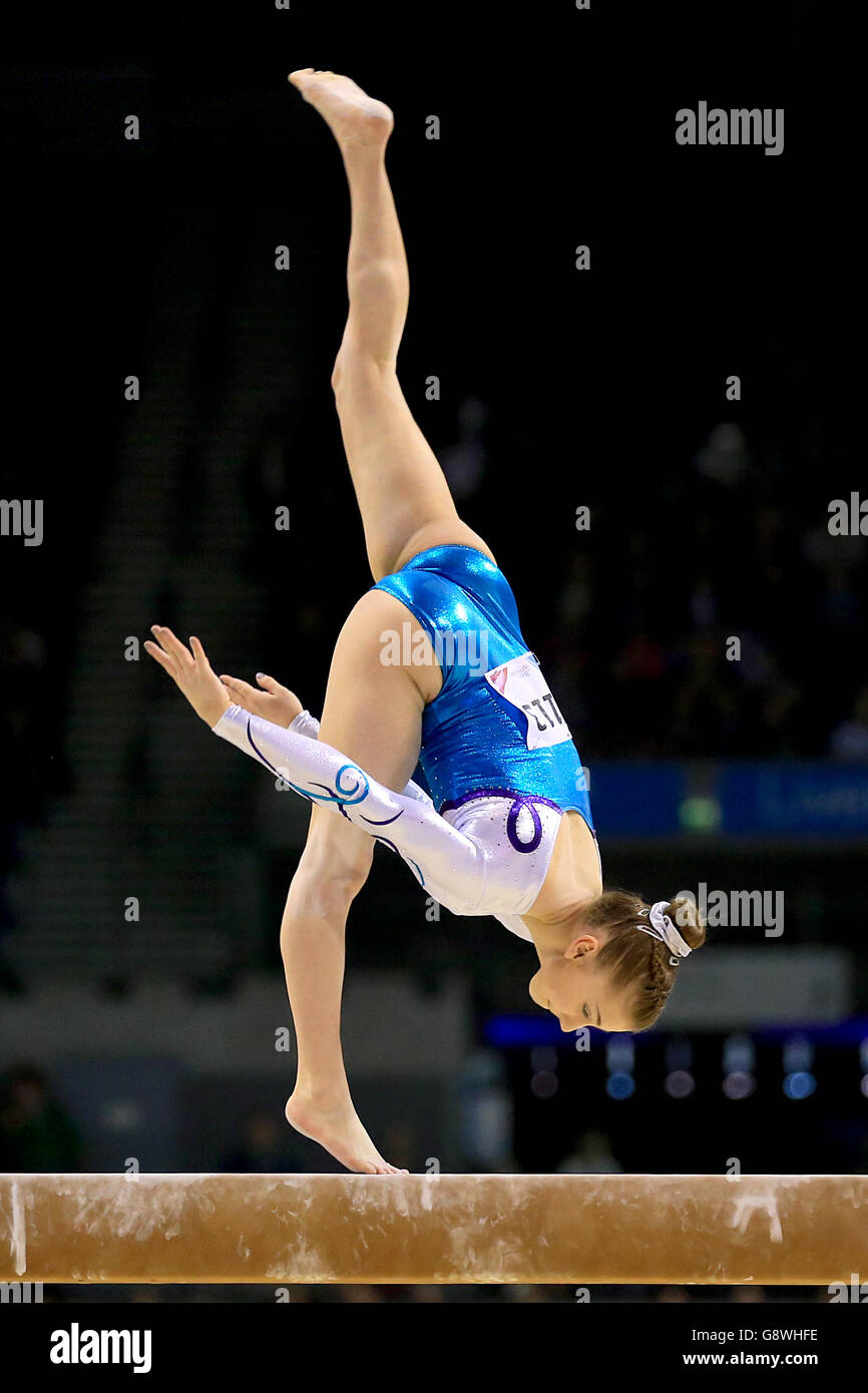 Kelly simm en action sur la poutre Banque de photographies et d’images ...