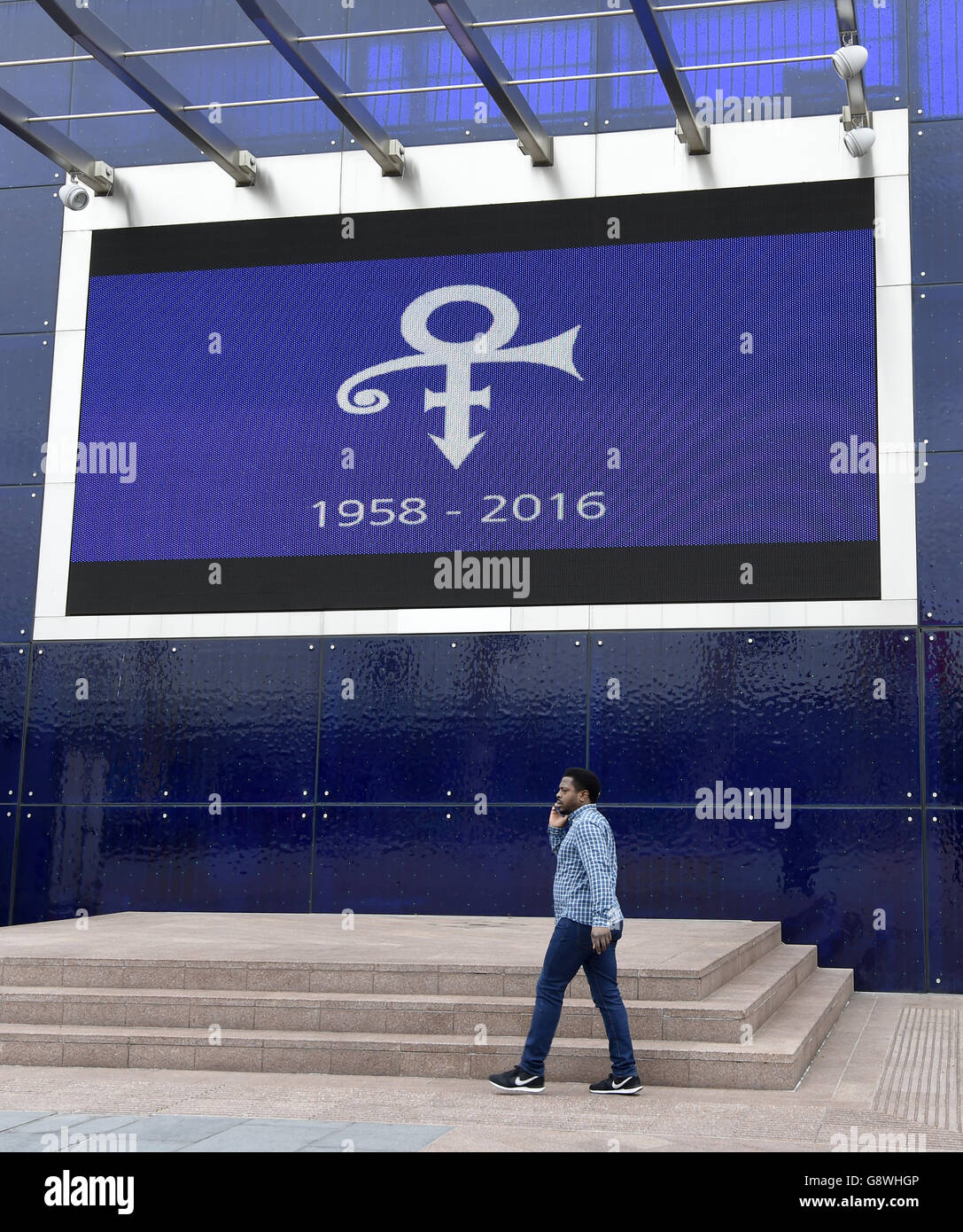 L'o2 à londres affiche un hommage au prince Banque de photographies et ...