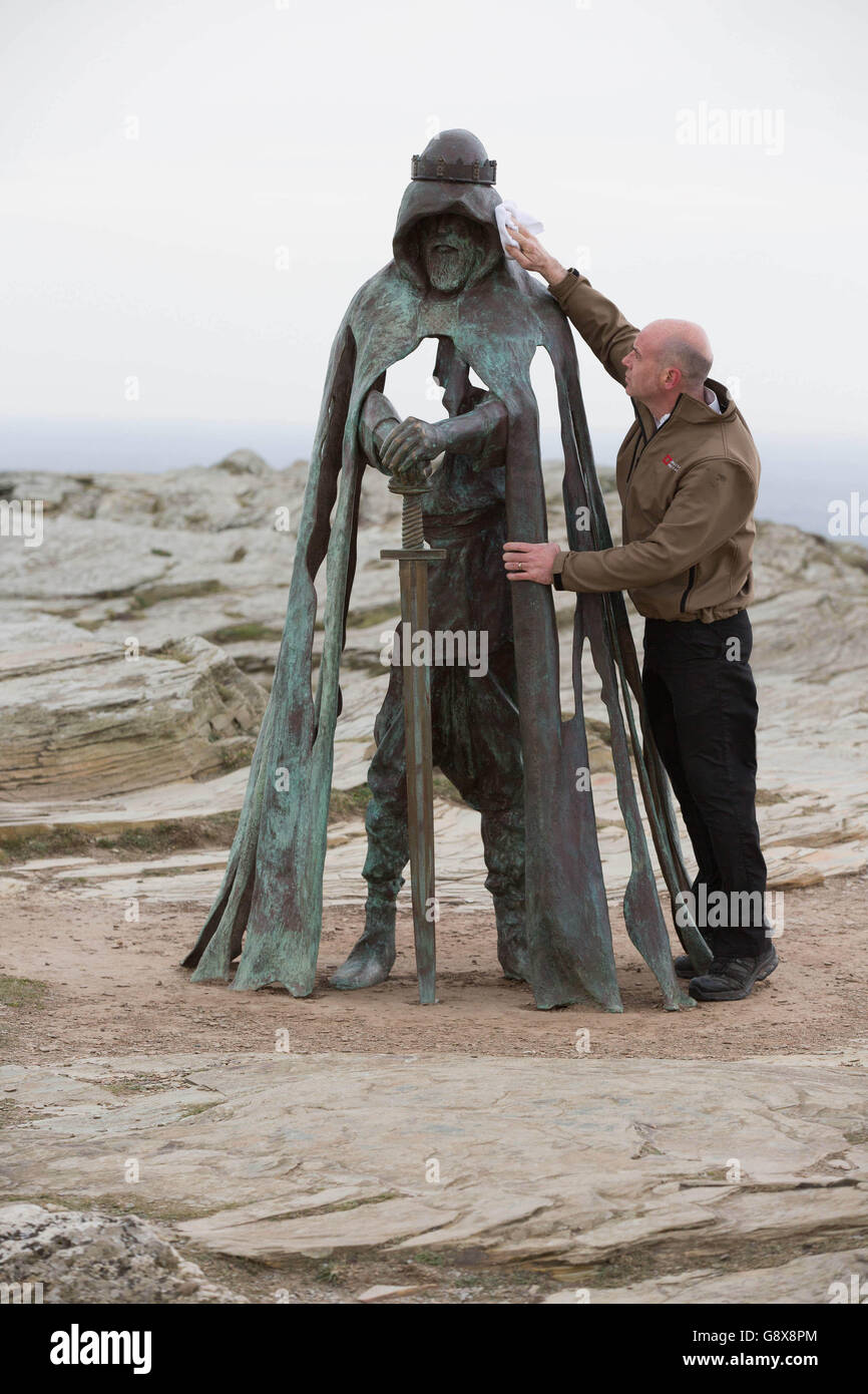 Matt Ward, directeur du patrimoine anglais, prépare une sculpture en ...