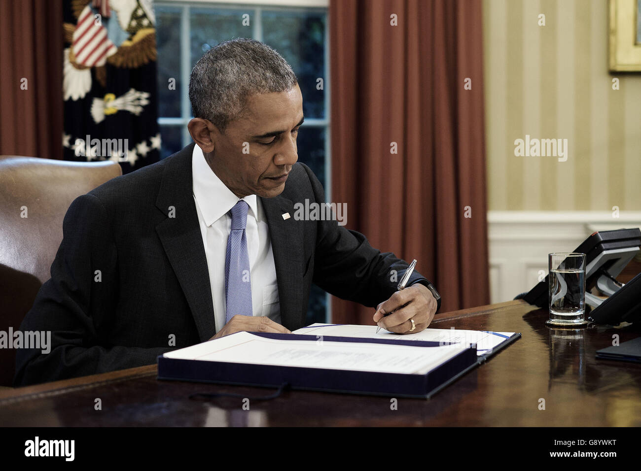 President signing bill Banque de photographies et d’images à haute ...