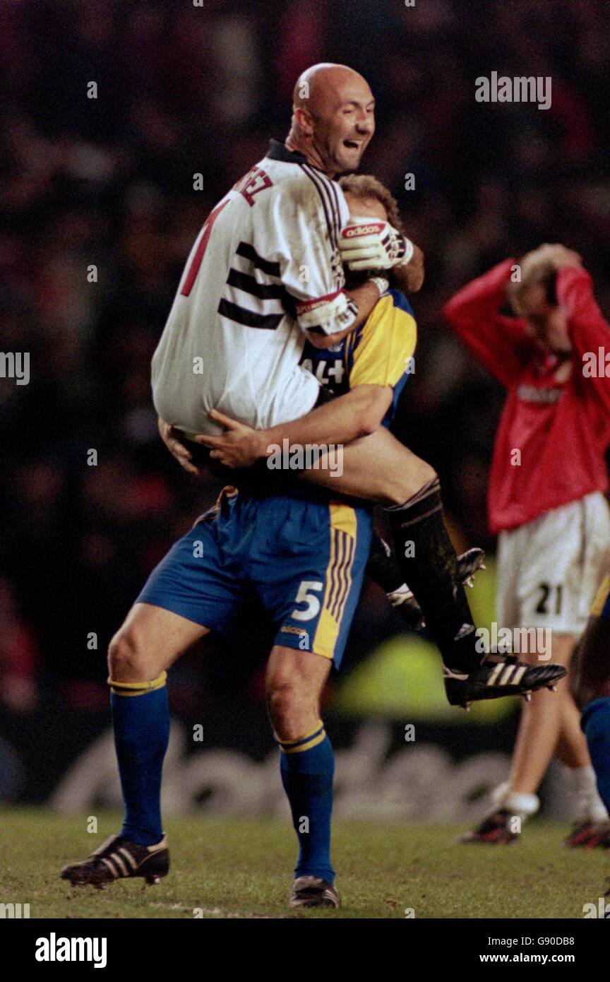 Le gardien de but de Monaco Fabien Barthez (à gauche) célèbre avec son ...