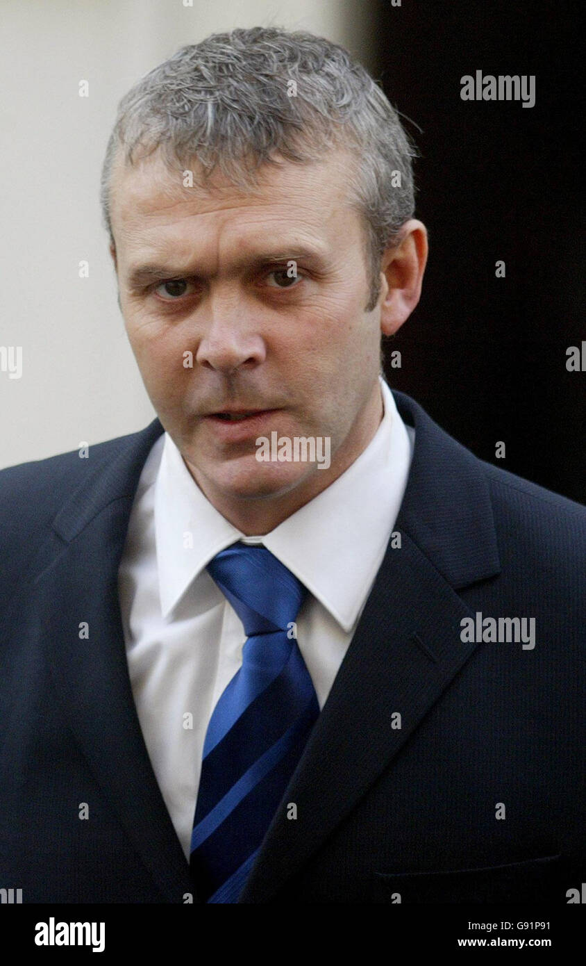 Le soldat sas andrew wragg arrive lewes crown court dans le sussex ...