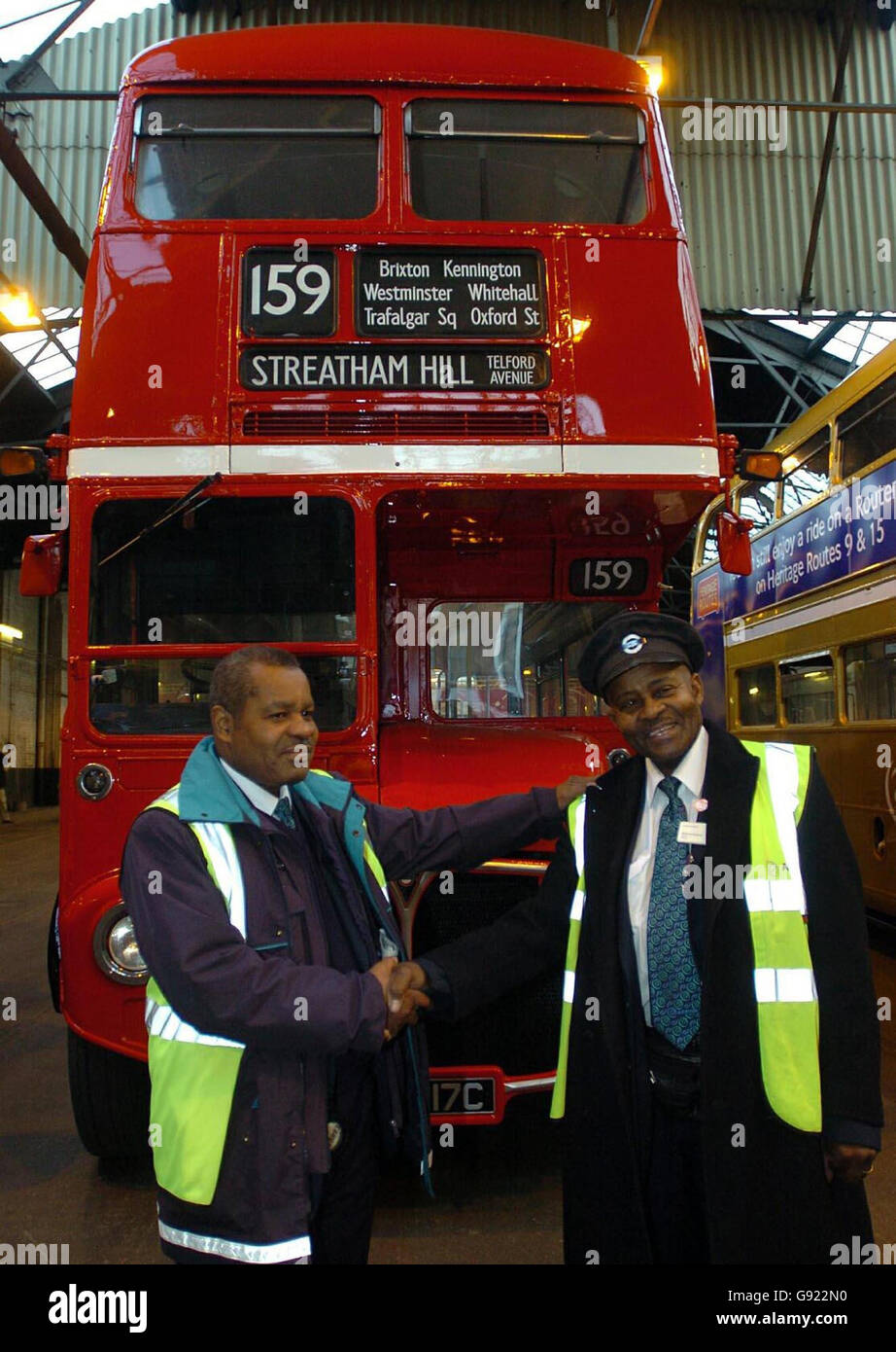 Bus conductor london transport Banque de photographies et d’images à ...