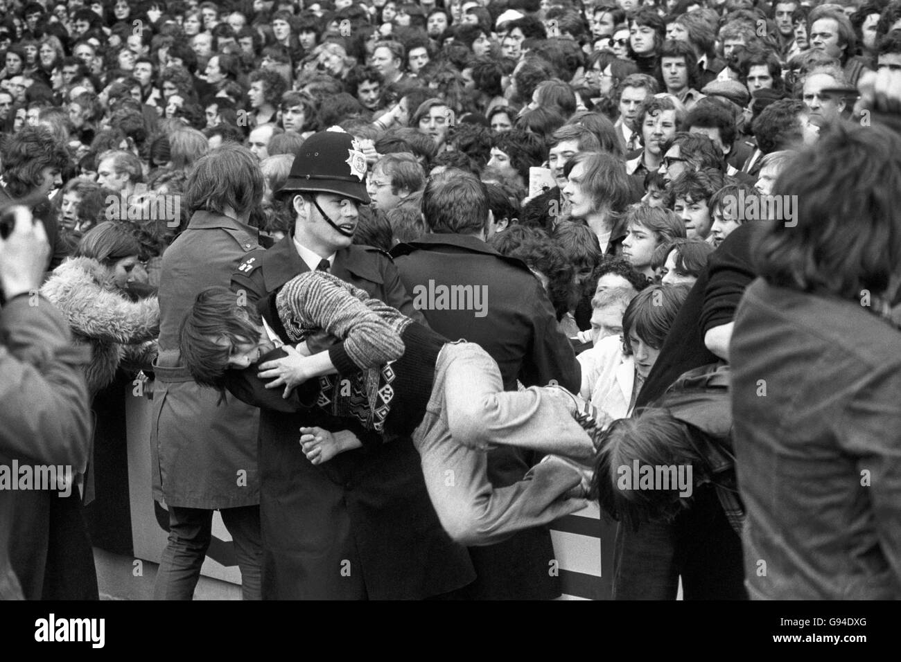 Football Hooligans Fighting Banque Dimages Noir Et Blanc Alamy