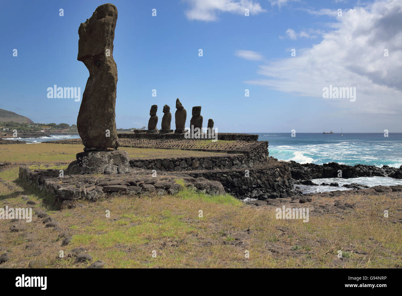Tahai moai statues en pierre ou à Hanga Roa la capitale de l'île de ...