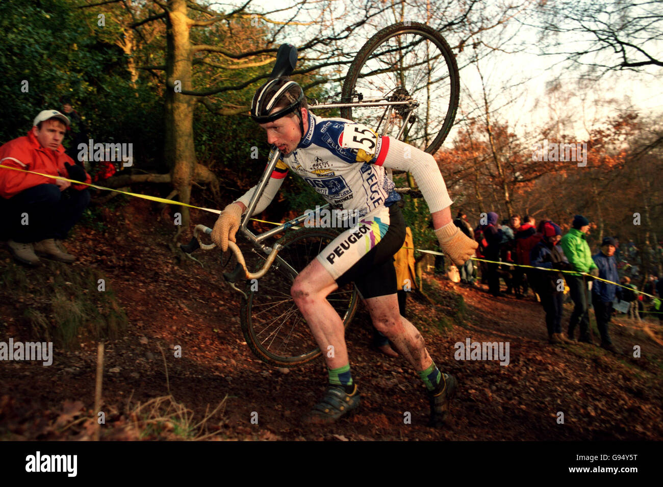 Steve Knight de Peugeot 406/Michelin monte avec le vélo sur son épaule ...