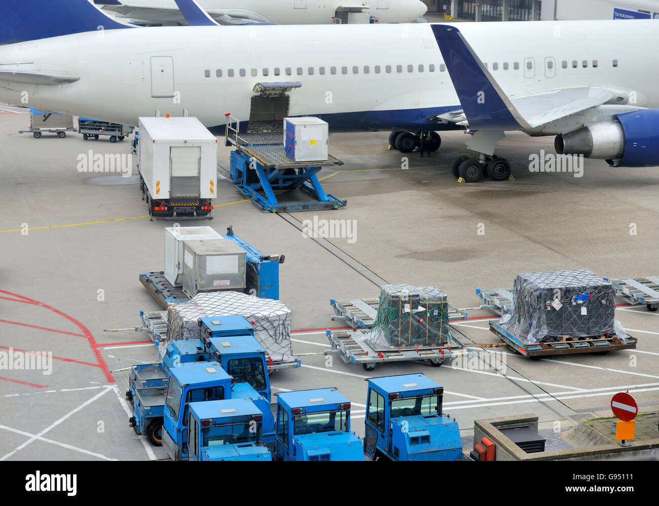 Le chargement d'un avion de fret aérien à l'aéroport Photo Stock - Alamy
