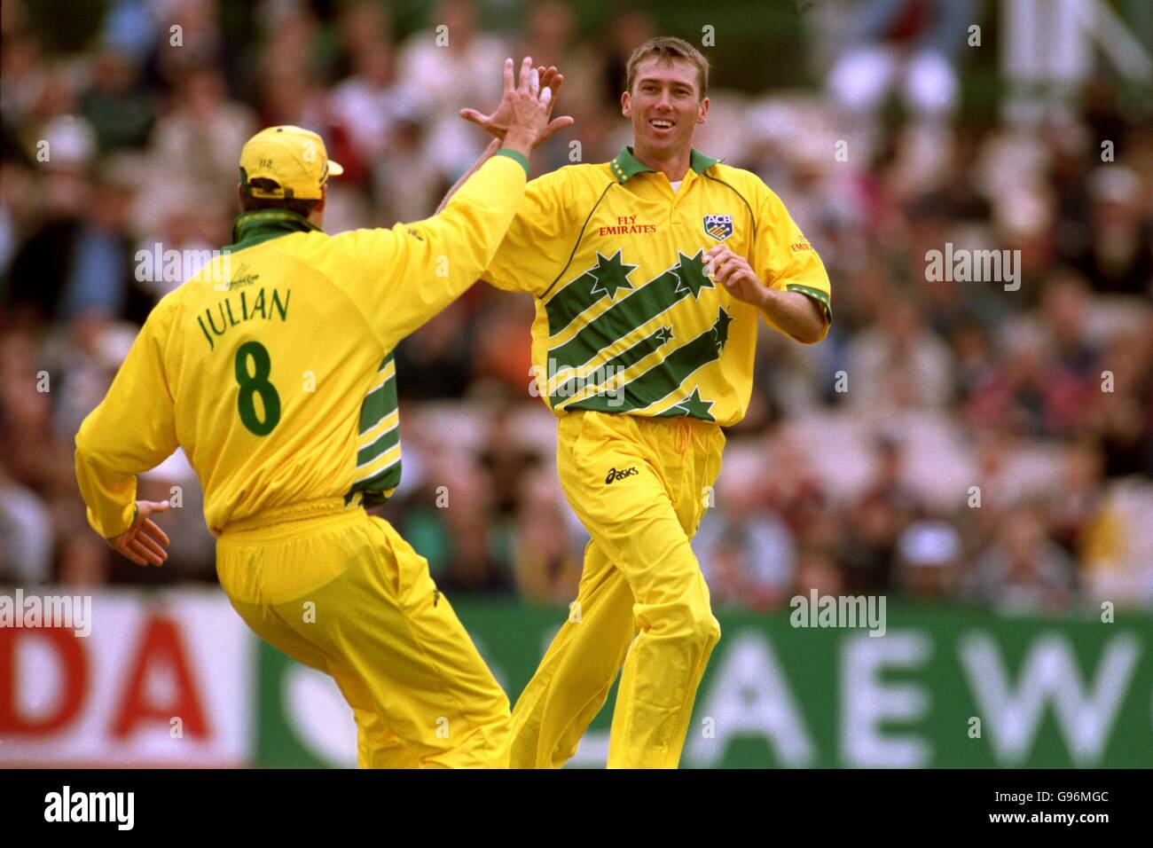 Glenn McGrath, en Australie, célèbre le cricket de Sherwin Campbell ...
