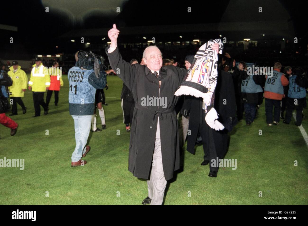 Le propriétaire de Fulham Mohammed Al Fayed célèbre la promotion de son ...