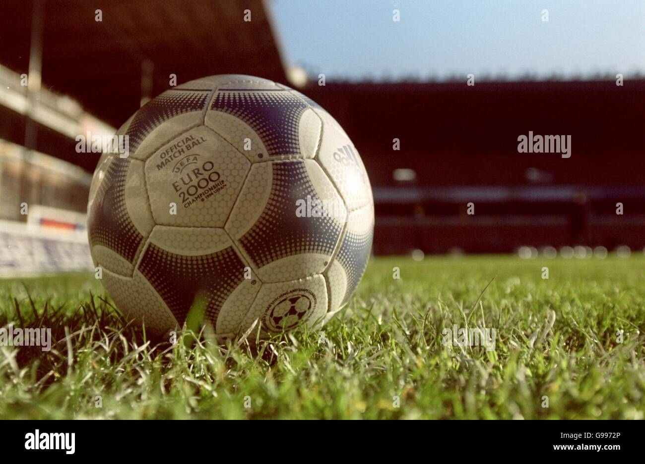 Nouveau ballon adidas euro 2000 Banque de photographies et d’images à ...