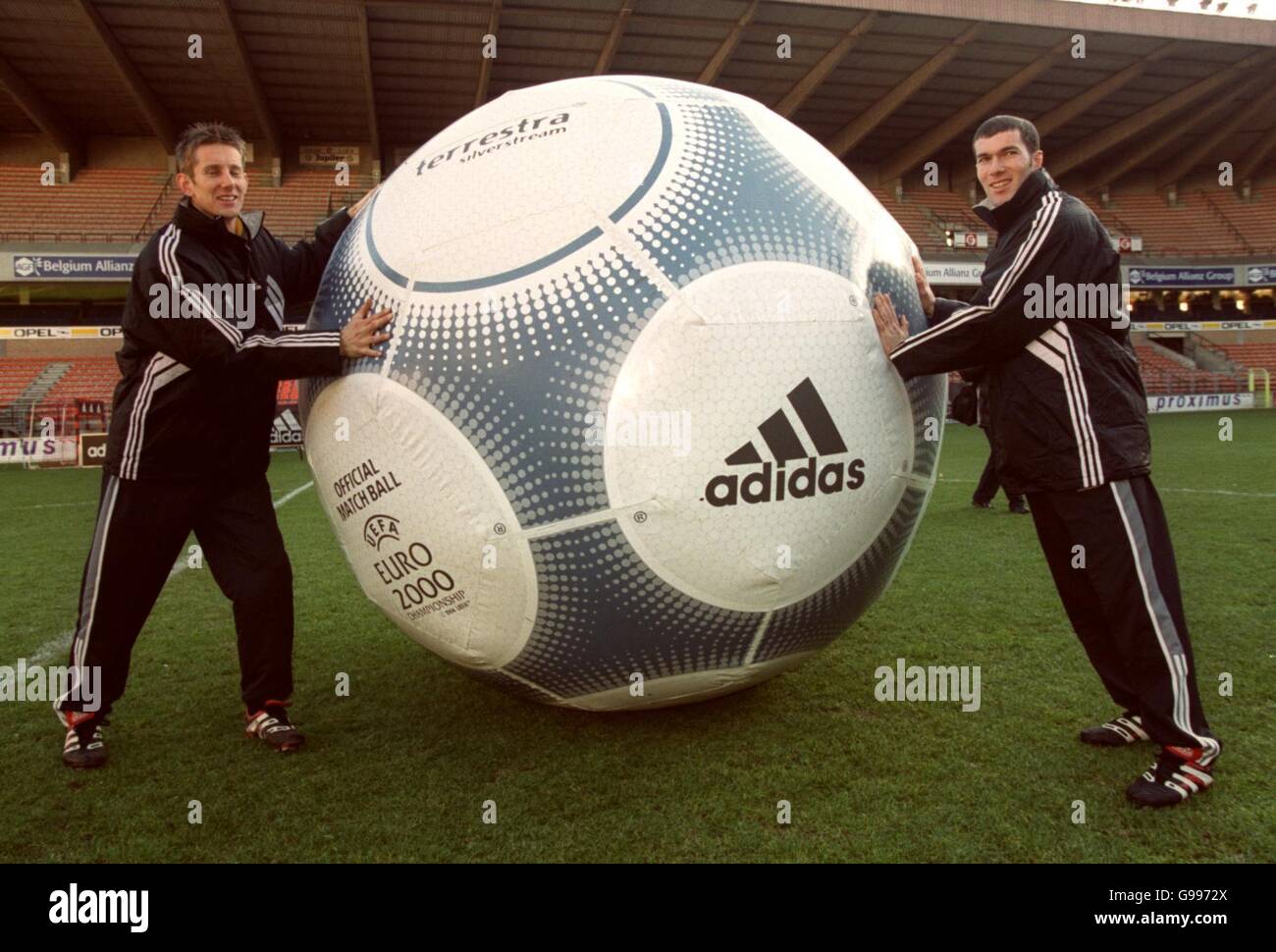 Nouveau ballon adidas euro 2000 Banque de photographies et d’images à ...