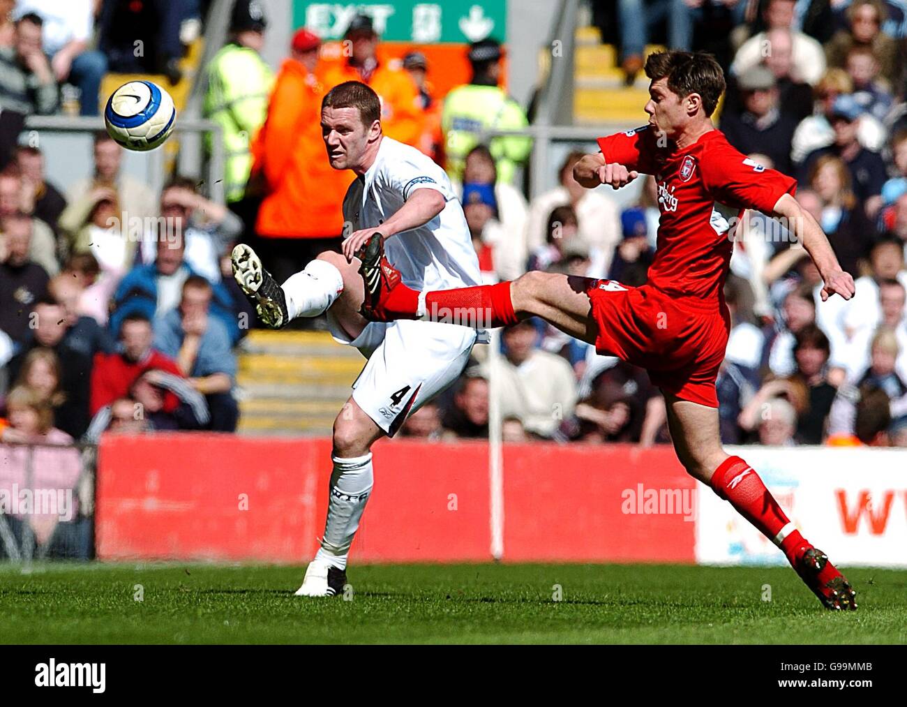 Liverpools xabi alonso et bolton wanderers kevin nolan Banque de ...
