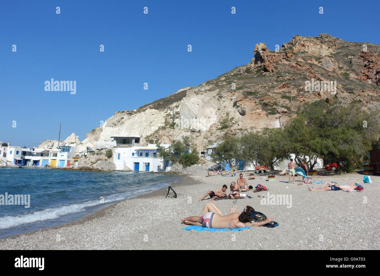 Les vacanciers à bronzer sur une plage de l'île grecque de Milos Photo ...