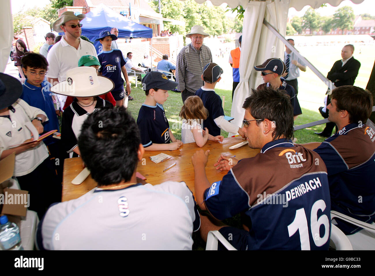 Jade dernbach et nayan doshi signent des autographes Banque de ...
