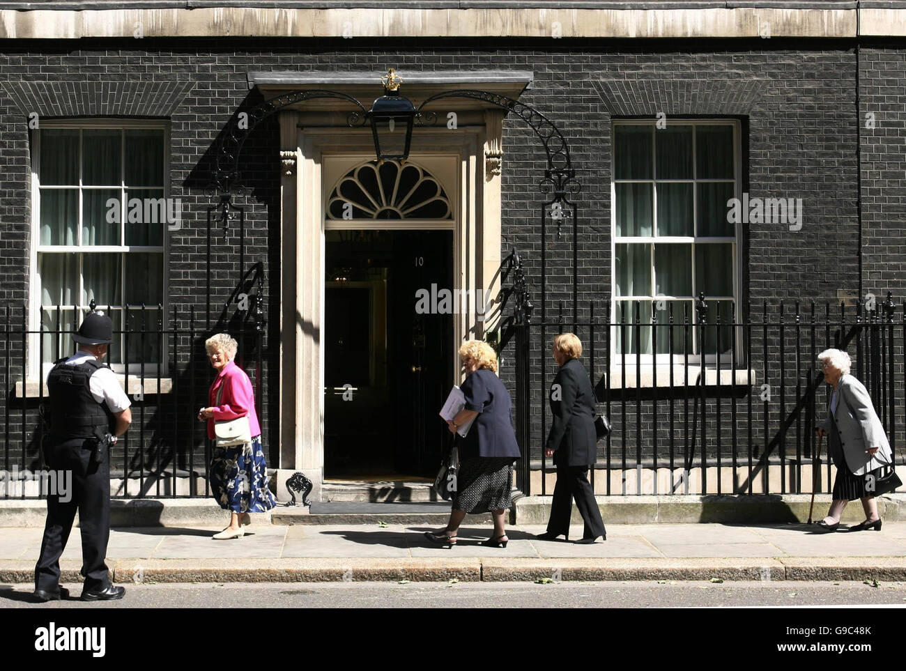 Jeannie Ritchie (au centre à gauche) arrive dans Downing Street avec ...