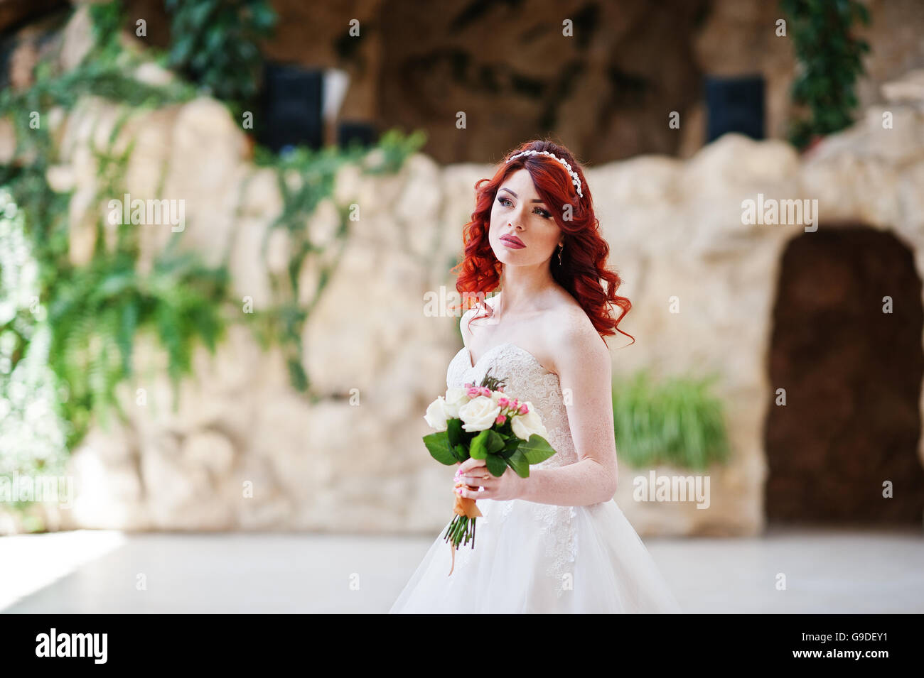 Portrait de la charmante fiancée rousse avec bouquet de mariage à la ...