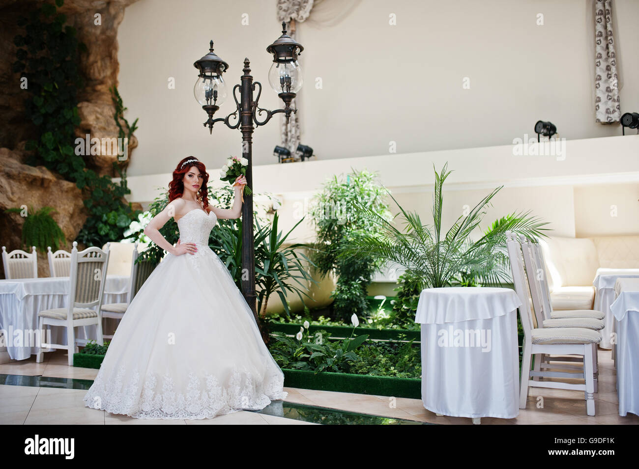Portrait de rousse charmante épouse modèle avec bouquet de mariage à la ...