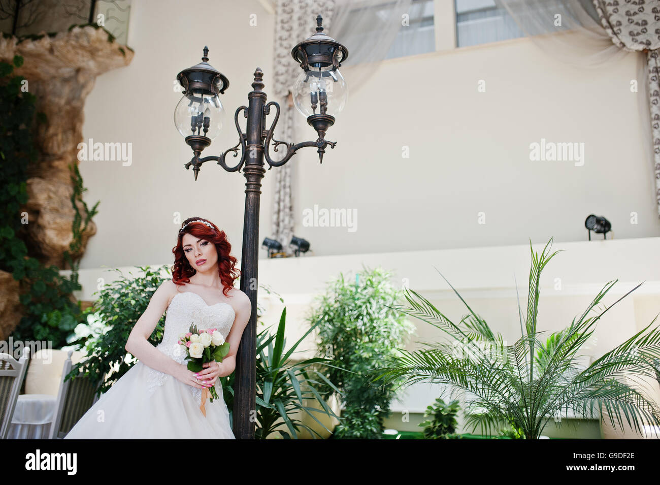 Portrait de rousse charmante épouse modèle avec bouquet de mariage à la ...