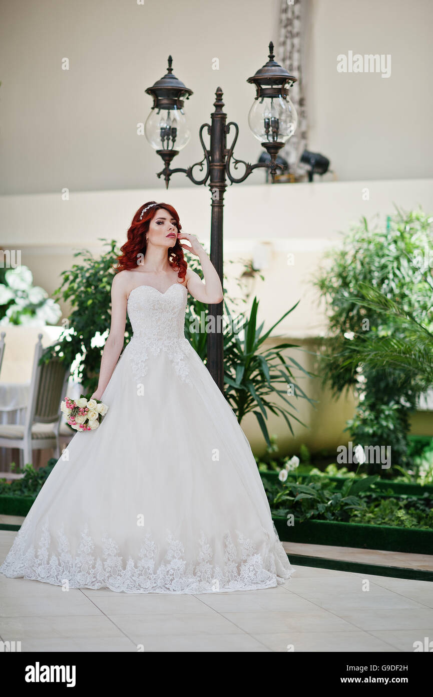 Portrait de rousse charmante épouse modèle avec bouquet de mariage à la ...