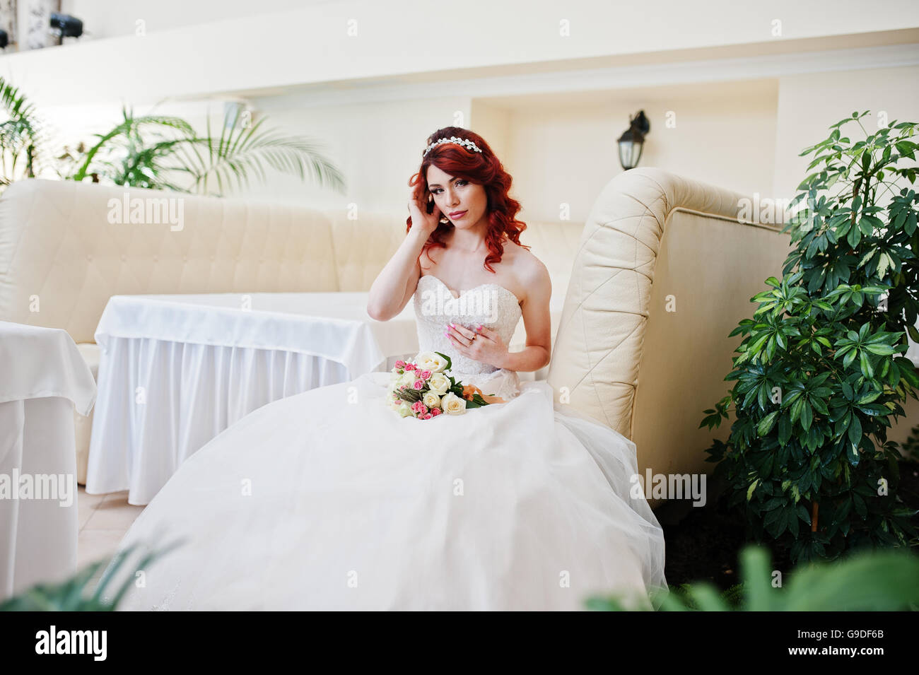 Portrait de rousse charmante épouse modèle avec bouquet de mariage à ...