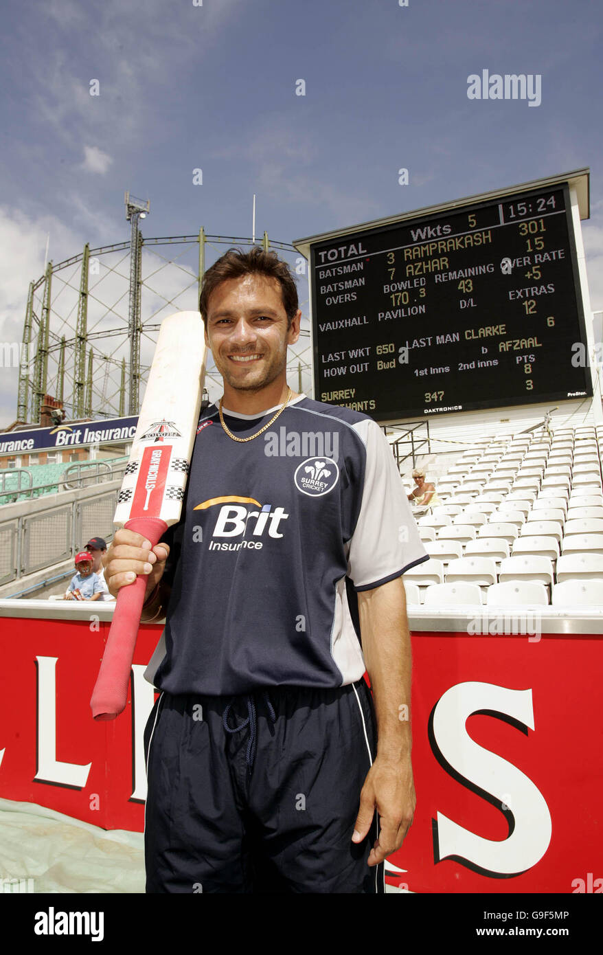 Mark Ramprakash se trouve devant le tableau de bord du Brit Oval, à ...