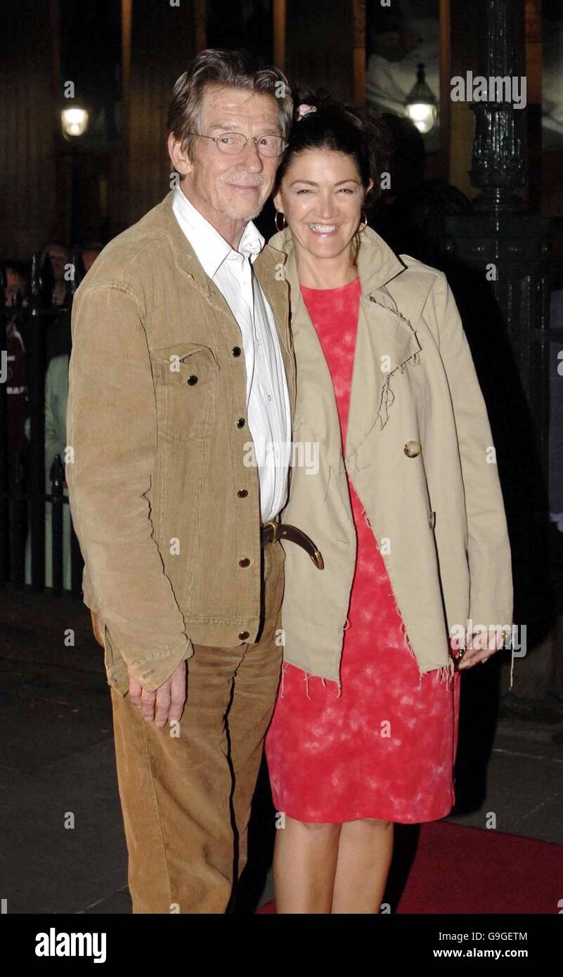 L'acteur John Hurt et sa femme Ann Rees Meyers arrivent à la Galerie ...