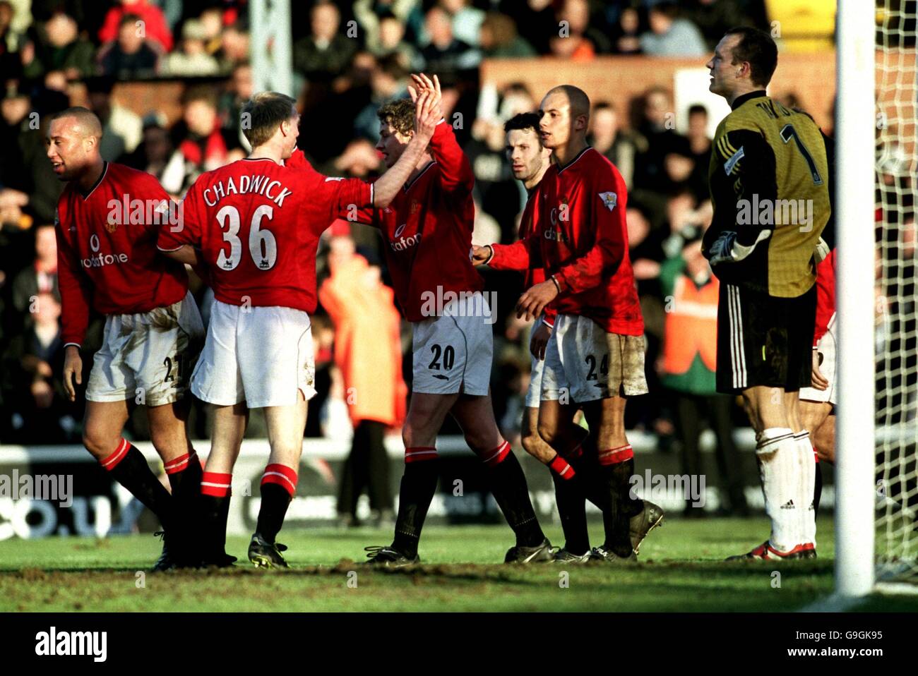 Un dejected Maik Taylor le gardien de but Fulham regarde Teddy ...
