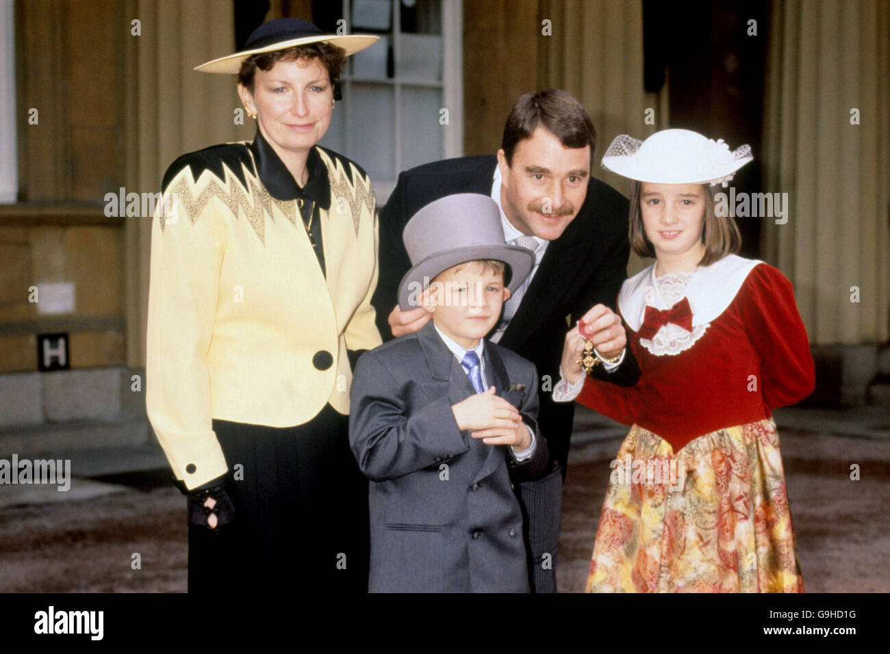 Nigel Mansell, chauffeur de Formule 1, montre son OBE devant Buckingham ...