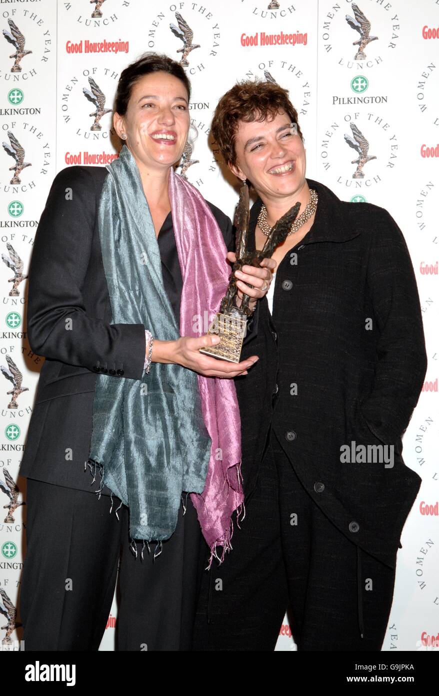 Deux des lauréats des prix femmes de l'année Nicky Webb (à gauche) et ...