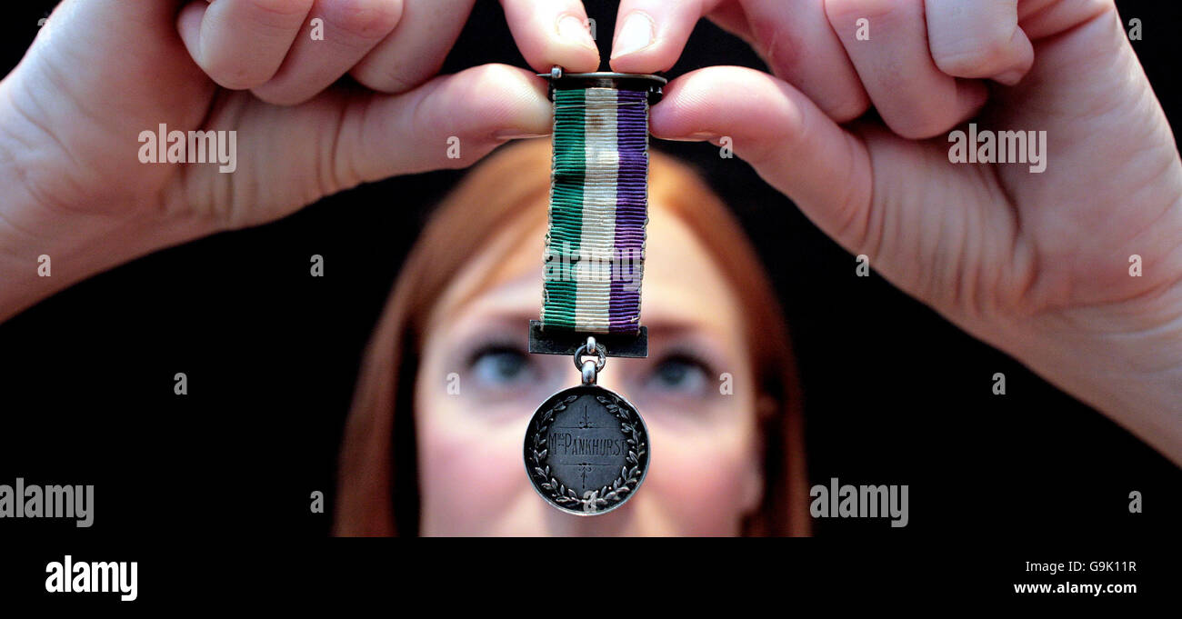 Médaille Emmeline Pankhurst à vendre.Rosie Craig, employée d'Olympia ...