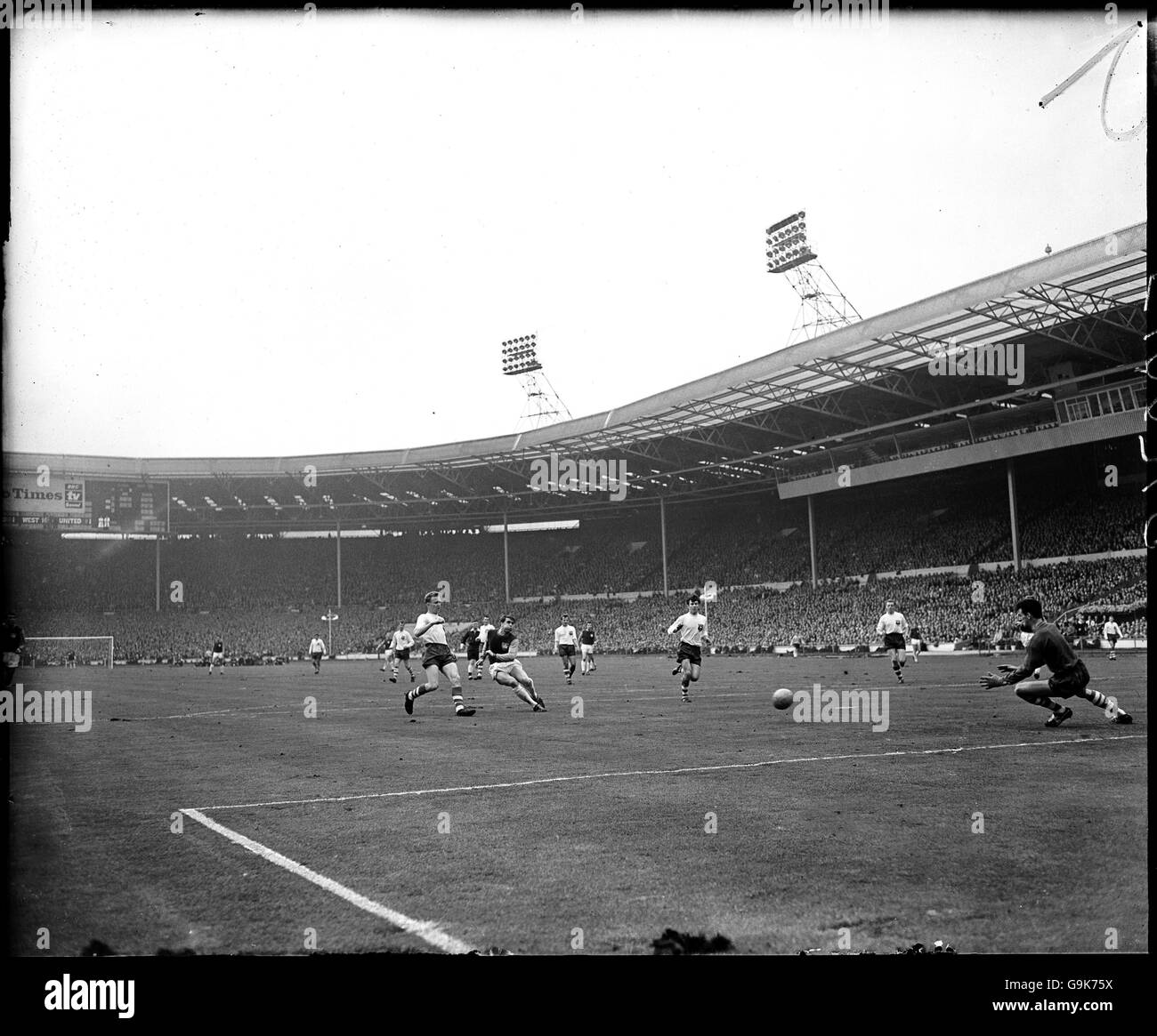 Geoff hurst de west ham uni en action hurst Banque de photographies et ...