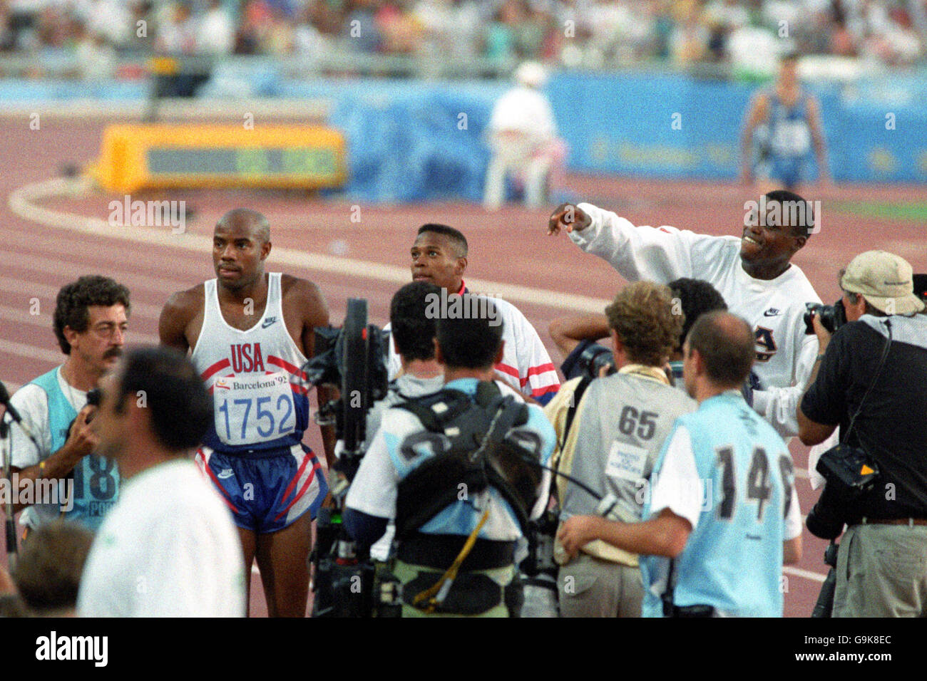 Le Carl Lewis (r) des États-Unis célèbre l'or gagné après avoir battu ...