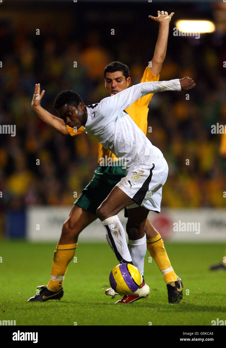Australias john aloisi et ghanas eric addo Banque de photographies et d ...