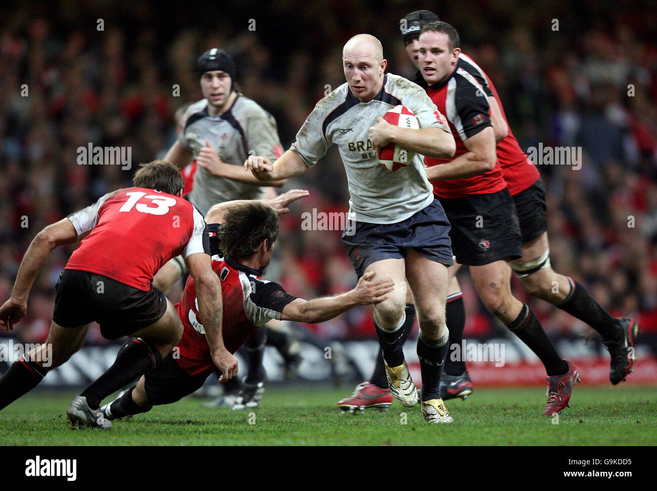Tom Shanklin, du pays de Galles, passe par l'attaque de Morgan Williams ...