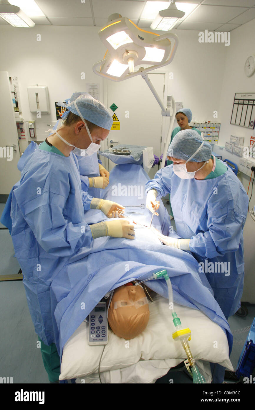 Les étudiants en médecine effectuent une opération pour enlever un ...